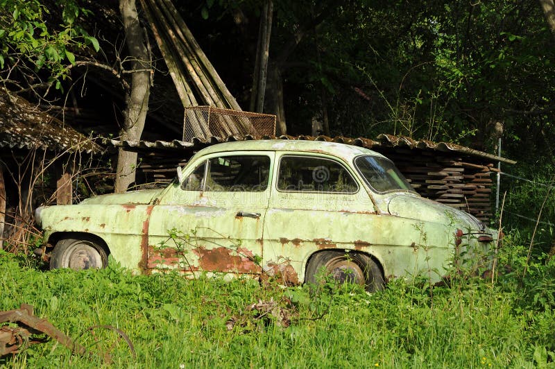 Autowrack stockfoto. Bild von geparkt, unten, gebrochen - 19904578