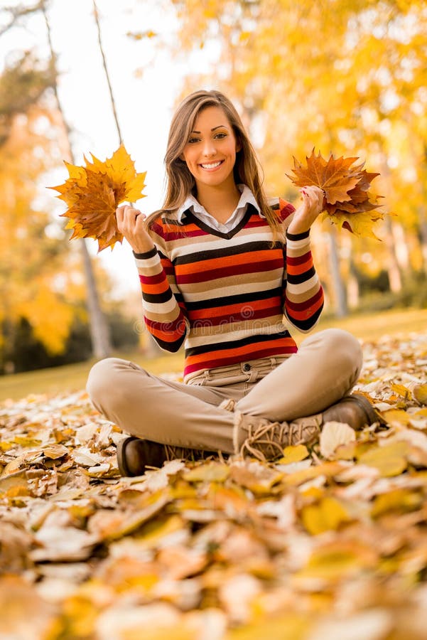 Autumn Girl foto de archivo. Imagen de hermoso, lindo - 98874384