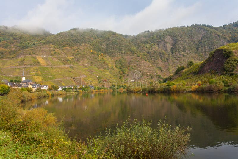 Autumn Moselle Landscape Und Dorf Bremm Deutschland Stockbild - Bild ...