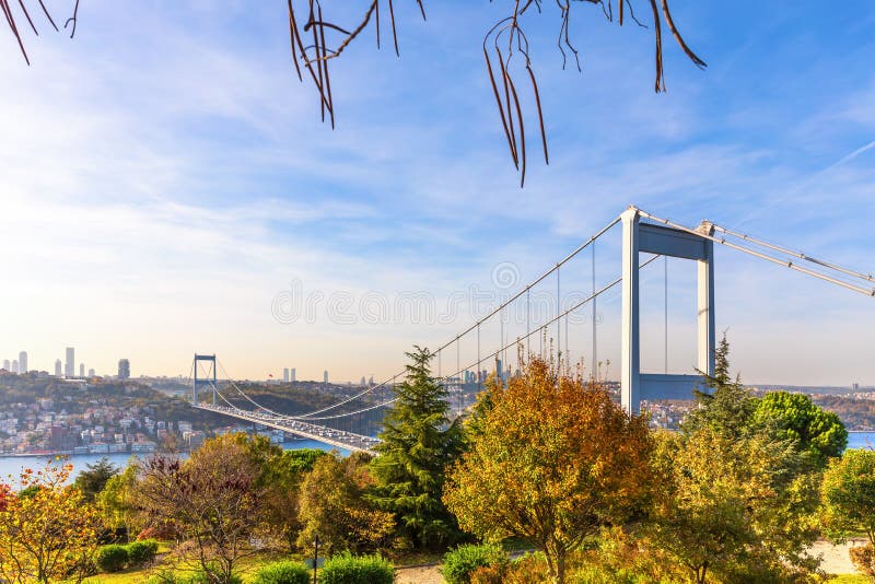 Autumn Park Otagtepe En De Second Bosphorus Bridge, Istanbul Stock Foto ...