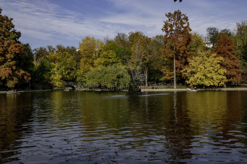 Autumn Trees and Colors Reflection by the Lake in the Park Scenery ...