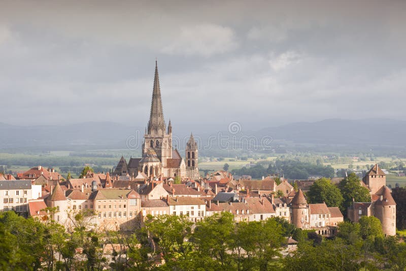Autun in Frankreich, Die Kathedrale Stockfoto - Bild von burgunder ...