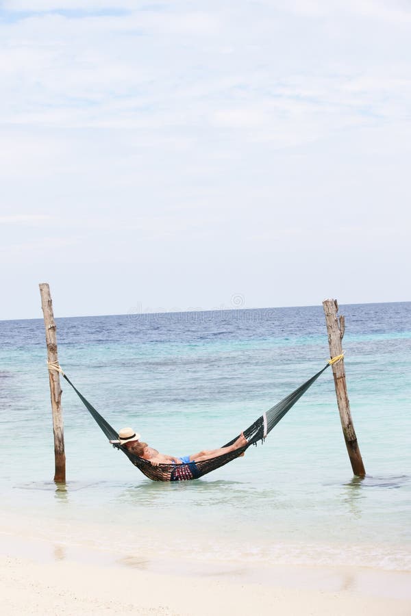 Rede Para Relaxar Na Praia Pelo Mar Foto de Stock - Imagem de praia ...
