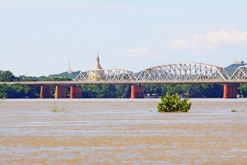 Ava Bridge Cross the Irrawaddy Flod, Sagaing, Myanmar Fotografering för ...
