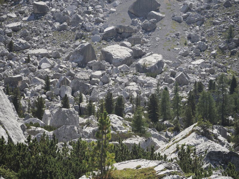Avalancha De Roca De Piedra En Dolomitas Foto de archivo - Imagen de ...