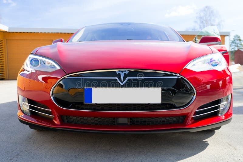 Voiture rouge de tesla image stock éditorial. Image du extérieur - 62391514