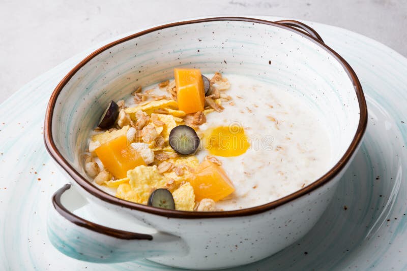 Avena Fresca De Avena Cocida Servida Con Uvas Imagen de archivo ...