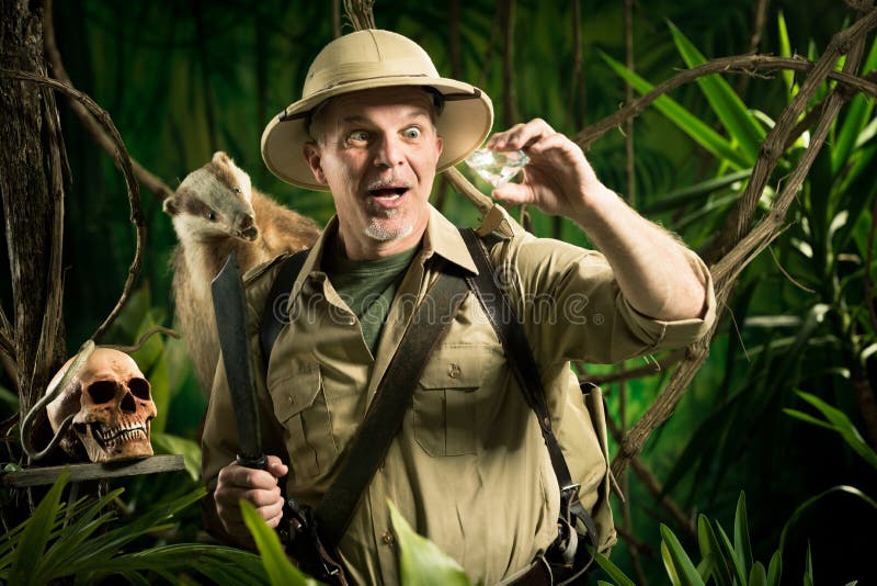 Aventureiro Que Encontra Um Tesouro Foto de Stock - Imagem de animal ...