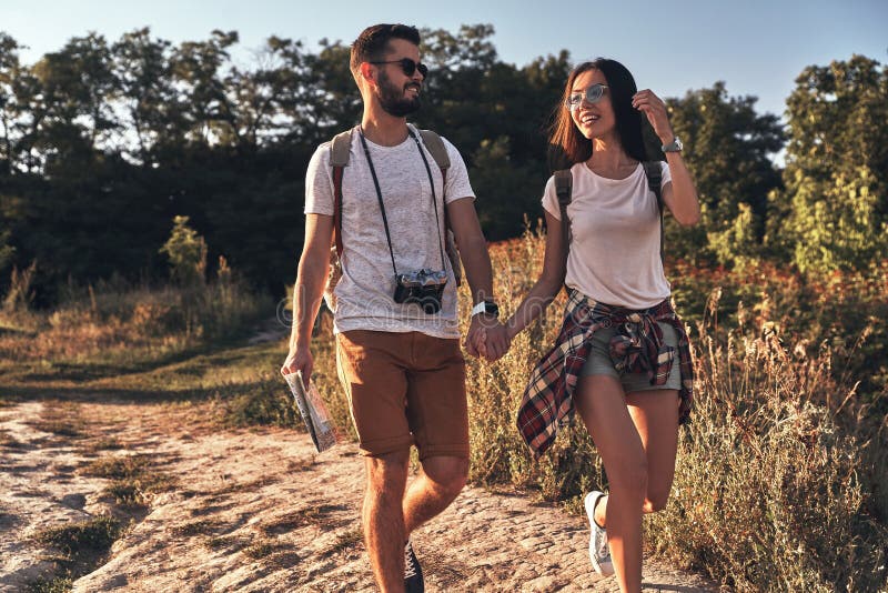 Aventureros jovenes imagen de archivo. Imagen de etnicidad - 125024705