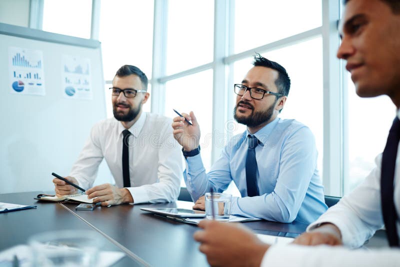 Discussione Dei Dati Finanziari Fotografia Stock - Immagine di ...