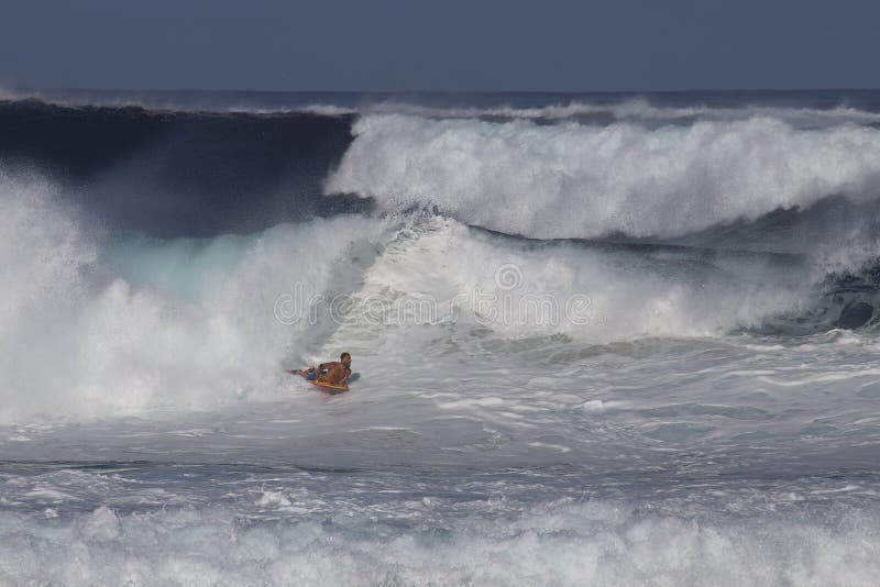Avertissement élevé De Ressac Image stock éditorial - Image du océan ...