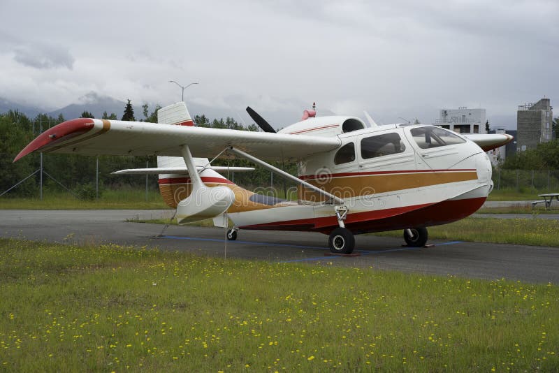 Avião do flutuador na água foto de stock. Imagem de ripples - 21342552