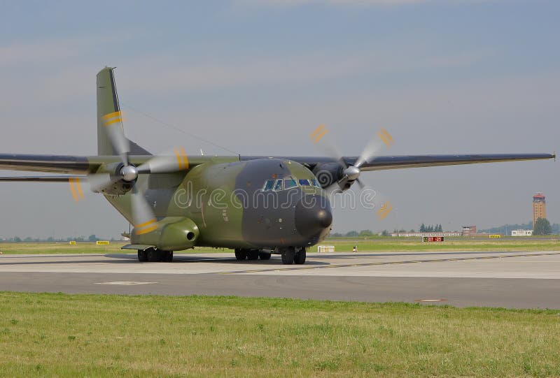 Aviones De Carga Militares Que Vuelan En La Puesta Del Sol Foto de ...