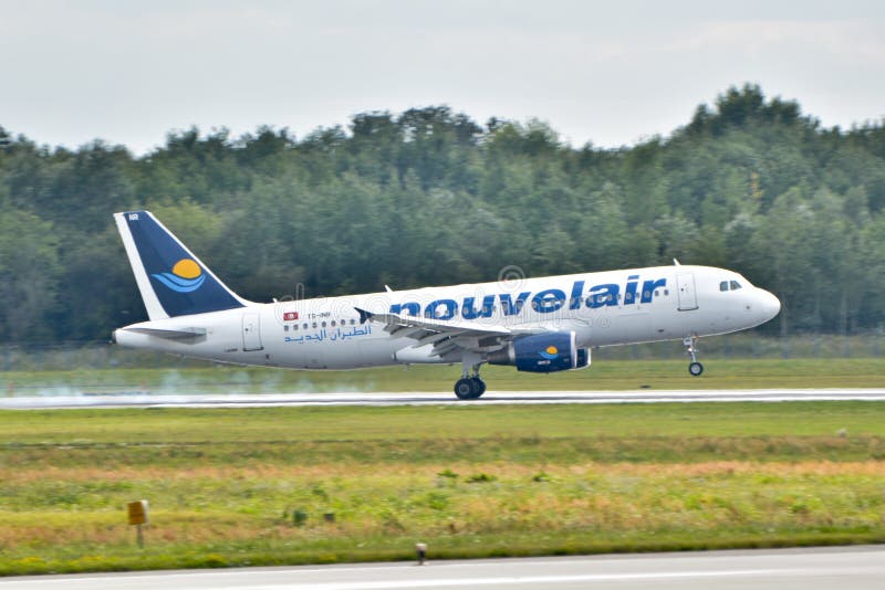 Avión de Nouvelair Tunisie imagen de archivo editorial. Imagen de plano ...