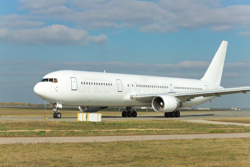 Avión De Pasajeros Blanco En Pista Imagen de archivo - Imagen de cielo ...