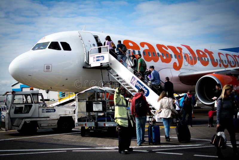 Avión Del Easyjet Del Embarque Fotografía editorial - Imagen de ...