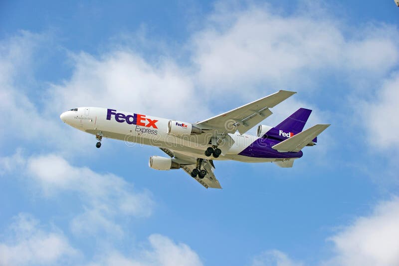 O Avião De Fedex Chega Em Chicago Imagem Editorial - Imagem de chega ...