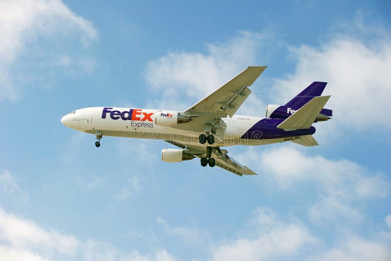 O Avião De Fedex Chega Em Chicago Imagem Editorial - Imagem de chega ...