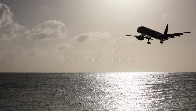 Avion au-dessus de la mer image stock. Image du course - 2778803