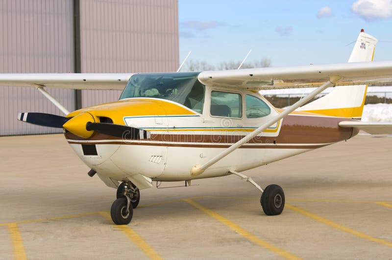 Avion d'engine simple image stock. Image du fondé, taxiway - 13362301