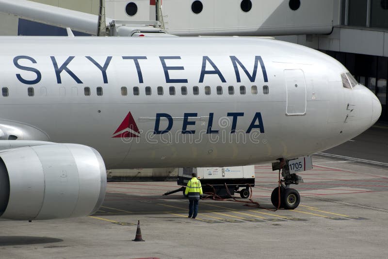 Avion De Boeing 767 De Delta De Skyteam Image stock éditorial - Image ...