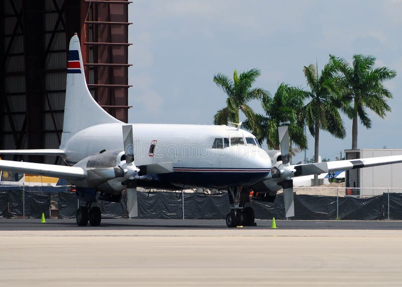 Avion cargo à l'arrêt photo stock. Image du stationné - 3174918