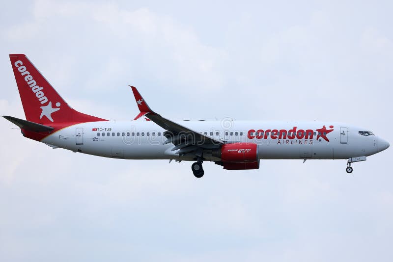 Avion De Corendon Volant Dans Le Ciel Image stock éditorial - Image du ...