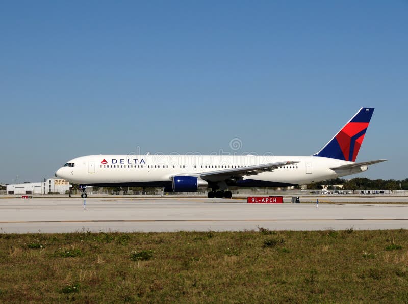 Avion De Passagers De Delta Airlines Boeing 767 Photographie éditorial ...