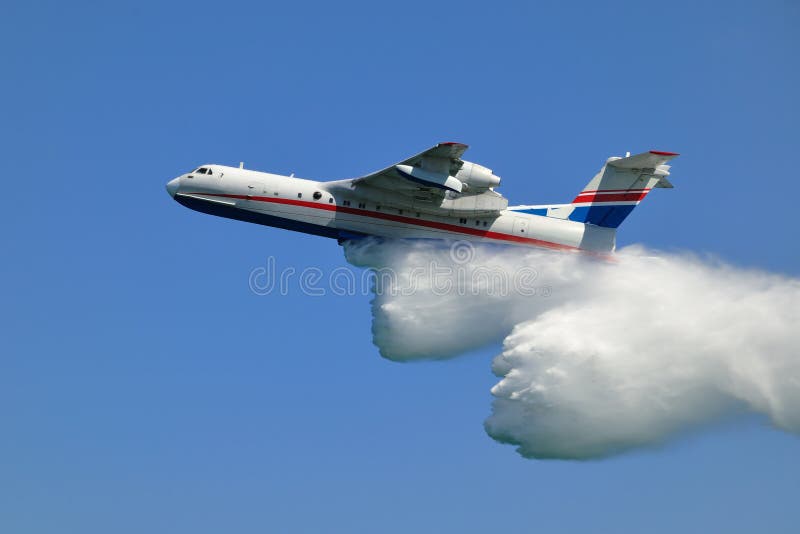 Avion De Sapeur-pompier Sur Le Ciel Image stock - Image du flotteur ...