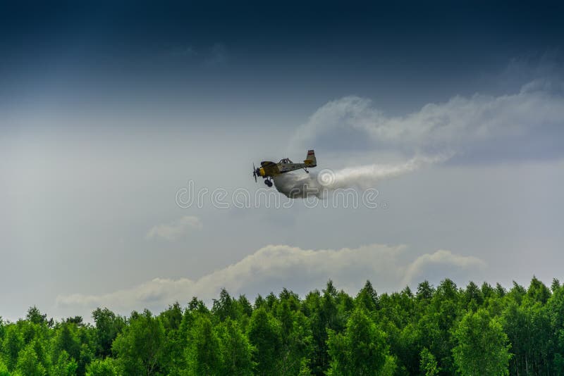 Avion De Sapeur-pompier, Canadair Photo stock - Image du ciel ...