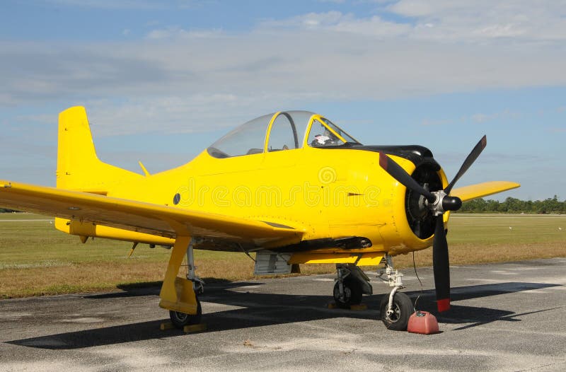 Avion jaune photo stock. Image du propulseur, affaires - 10656900