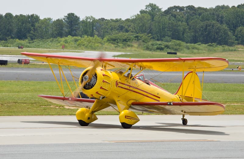 Avion jaune de cru image stock. Image du désuet, ground - 5573697