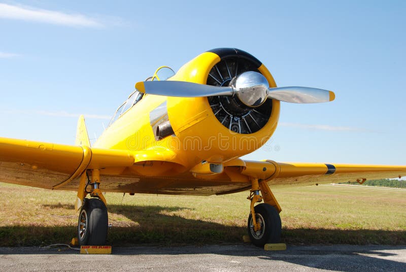 Avion jaune vintage image stock. Image du ouvert, propulseur - 5573697