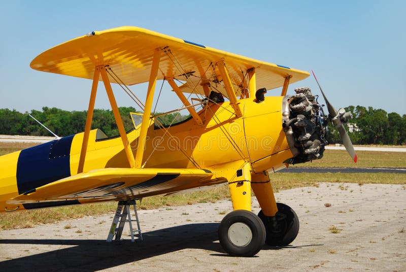 Avion jaune vintage image stock. Image du ouvert, propulseur - 5573697