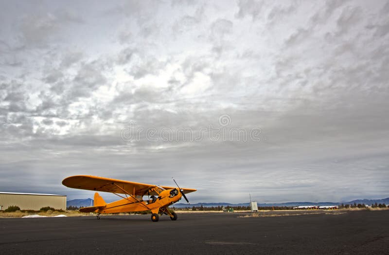 Avion Jaune De CUB Avec Le Ciel Excessif Photo stock - Image du ...