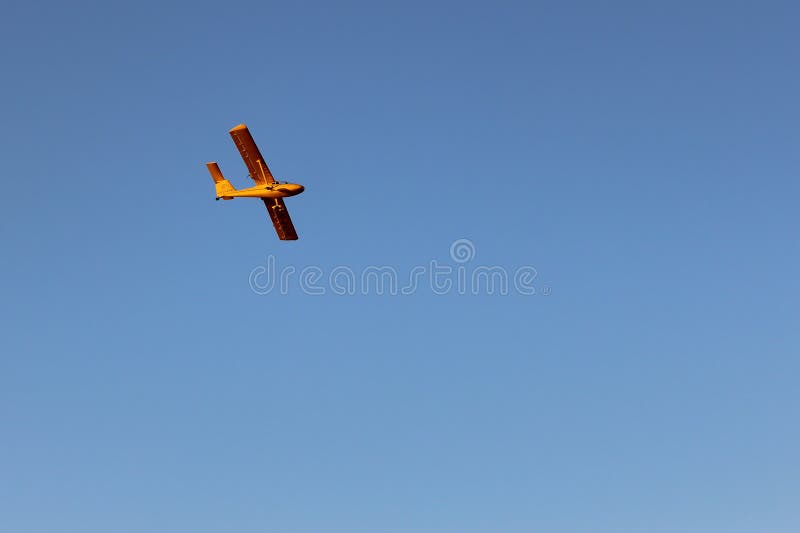 Vieil Avion Jaune Volant Haut Dans Le Ciel Image stock - Image du ...