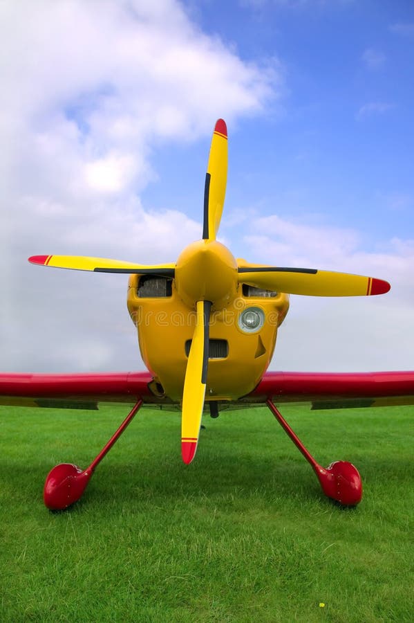 Avion jaune image stock. Image du lumière, petit, jaune - 22909565