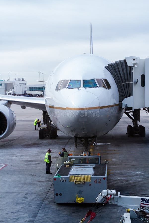 Avion stationné image éditorial. Image du terminal, blanc - 42092960