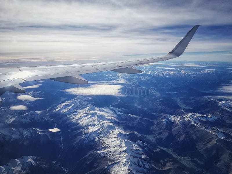 Avion survolant la mer image stock. Image du airliner - 269555351