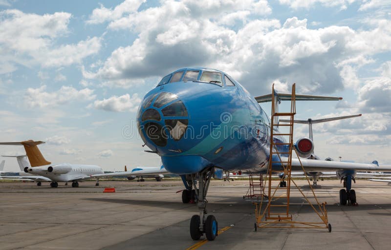 Aviones azules foto de archivo. Imagen de transporte, equipo - 5439044