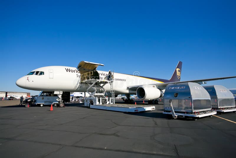 Aviones Del Cargo De La UPS De Boeing 757-24APF Foto de archivo ...