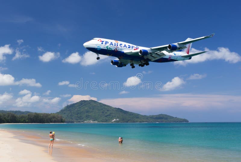 Aviones Del Vuelo Sobre La Playa Foto editorial - Imagen de exterior ...