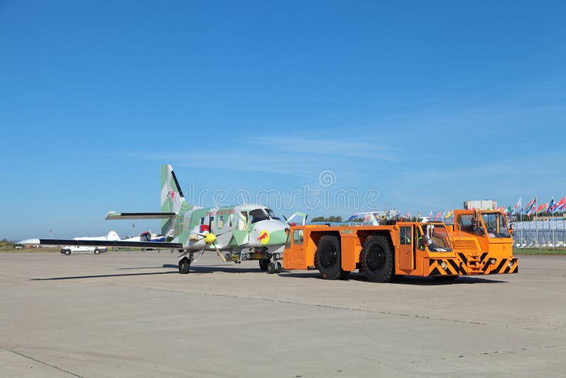 Avions de remorquage photo stock éditorial. Image of russie - 37670073