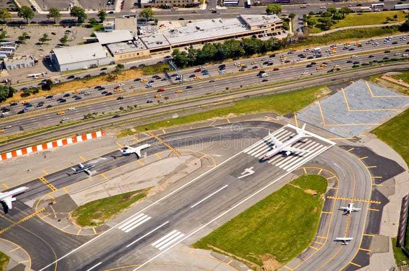 Avions sur la piste image stock. Image du avions, jetliner - 2659143