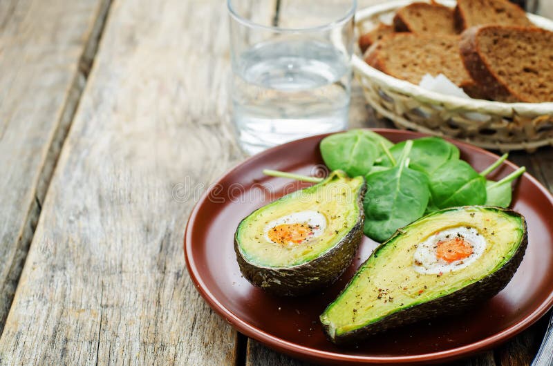 Avocado Met Ei Wordt Gebakken Dat Stock Afbeelding - Image of avocado ...