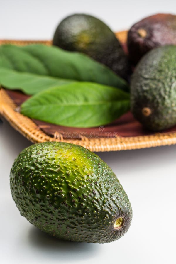 Avocat Frais Vert Avec Des Feuilles Photo stock - Image du aliment ...