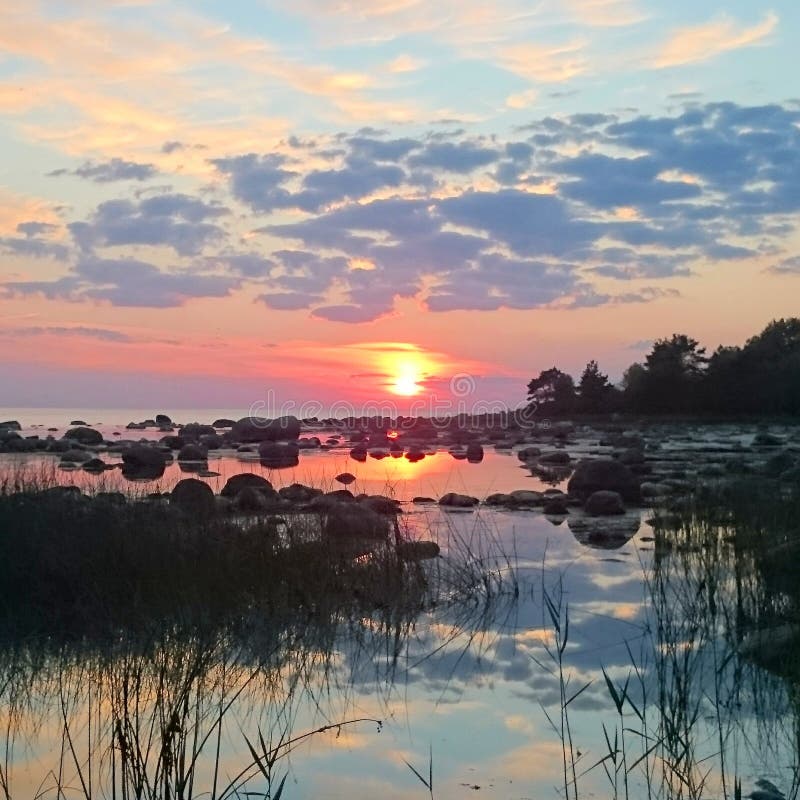 Avondzon stock afbeelding. Image of wolken, avond, hemel - 70574639