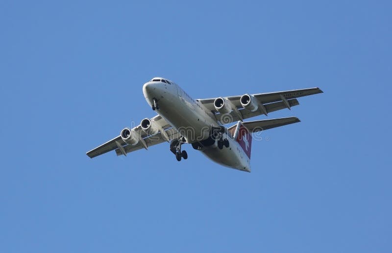 Avro RJ100 редакционное стоковое изображение. изображение насчитывающей ...