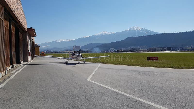 Avvikelse av en liten nivå redaktionell fotografering för bildbyråer ...