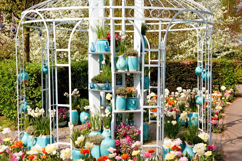 Axe De Maison De Jardin Avec Des Pots Et Des Fleurs Photo stock - Image ...